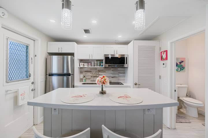 Cozy Beach Retreat Only Steps To The Beach - Delray Beach, FL