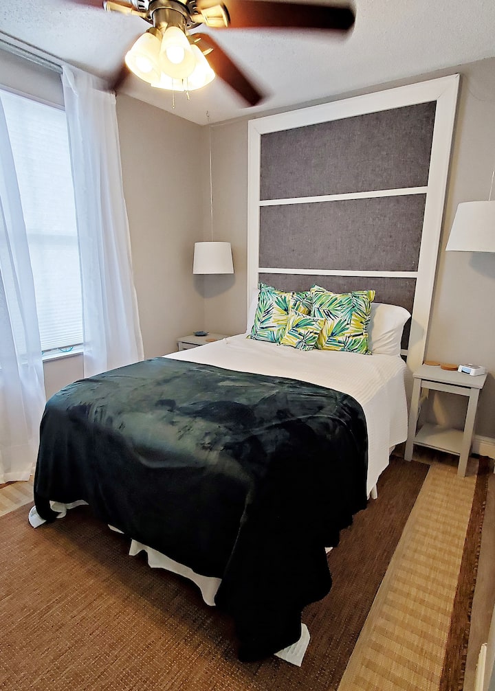 Cheerful Two Bedroom Bungalow In Old West Tampa - Tampa, FL