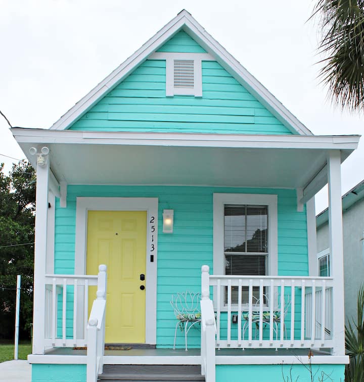Cheerful Two Bedroom Bungalow In Old West Tampa - Tampa, FL