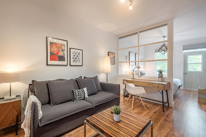 Designer Apartment - Best Location - Plateau - Montreal