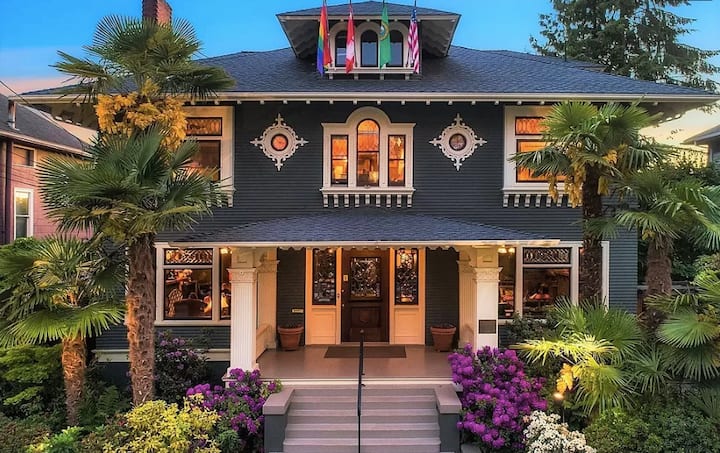 Gaslight Inn - Room 102 - Bed and breakfasts for Rent in Seattle ...