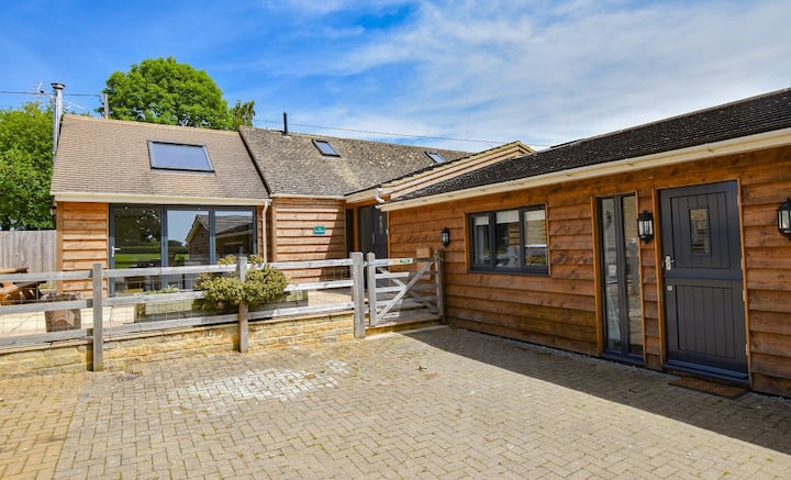 Manor Stables, Hot-tub & Games Barn - Burford