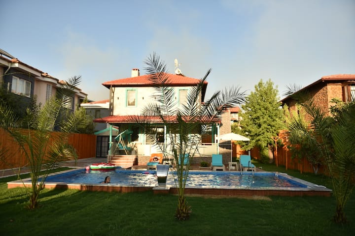 Havuz Olanağı Sunan Rahat Bir Villa. - Köyceğiz