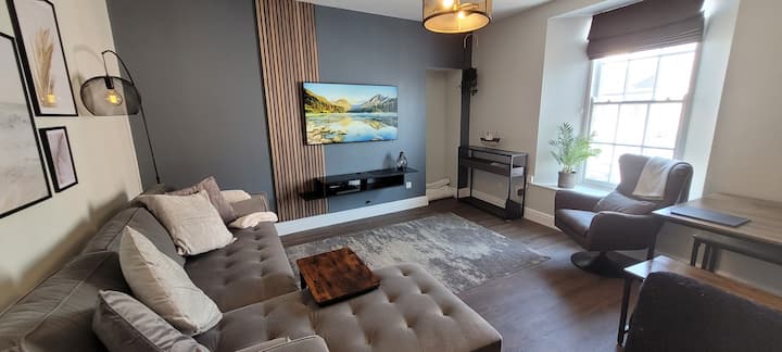 Tudor Apartment, Tenby Town Centre. Wifi Included. - Tenby