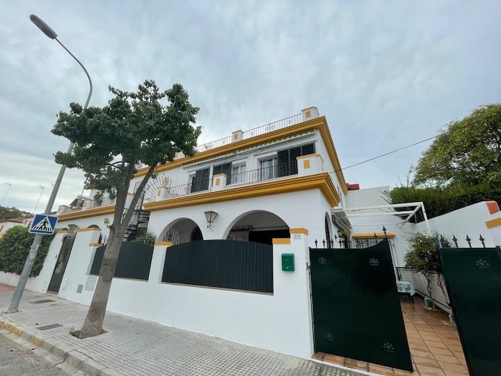 Maravillosa Casa De Tres Plantas Cerca Del Mar - Chipiona