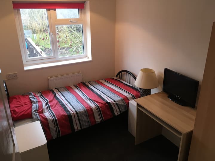 Single Bedroom In Friendly Home In Good Location! - Loughborough