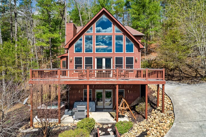 Mountain Views! Hot Tub! Cozy! - Townsend, TN