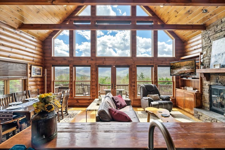 Mountain Views! Hot Tub! Cozy! - Maryville, TN