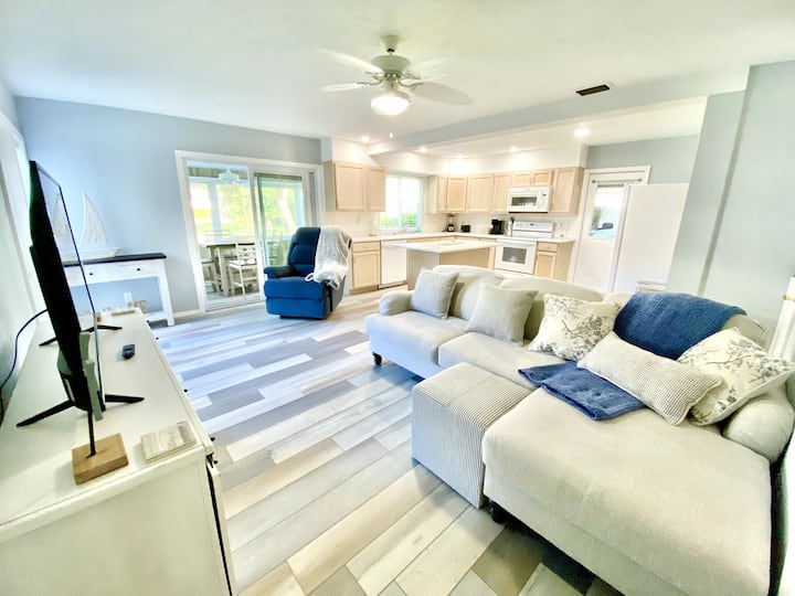 Airy 2 Bedroom, 1.5 Bath Beach Condo - Fort Myers, FL