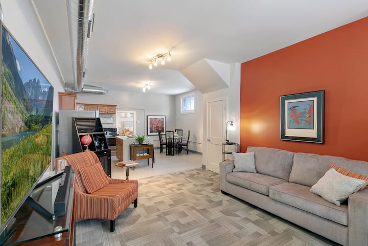 Carousel 1 - A Proven Location With A Proven Host - Englewood, CO