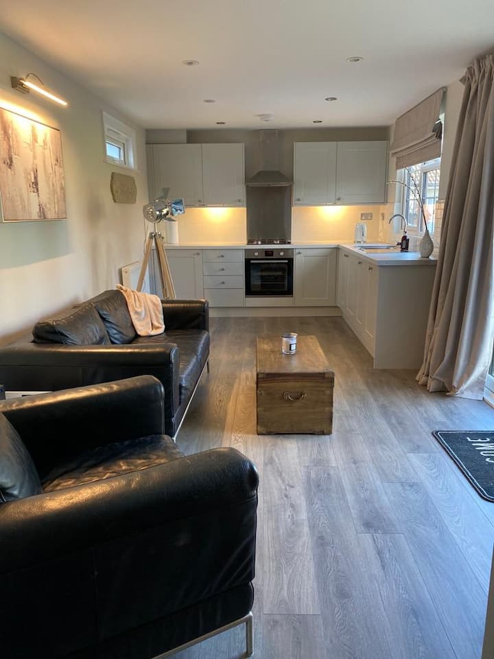 Annex Available, Newly Renovated. - Dorking