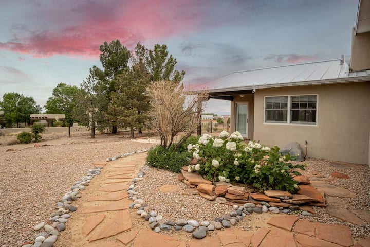 Bright & Private Artist's Studio W/ Sunset Views - Albuquerque, NM