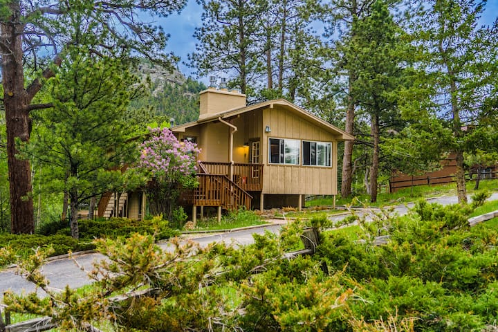 Private Creek, Hot Tub, Fireplace! Near Park! - Estes Park