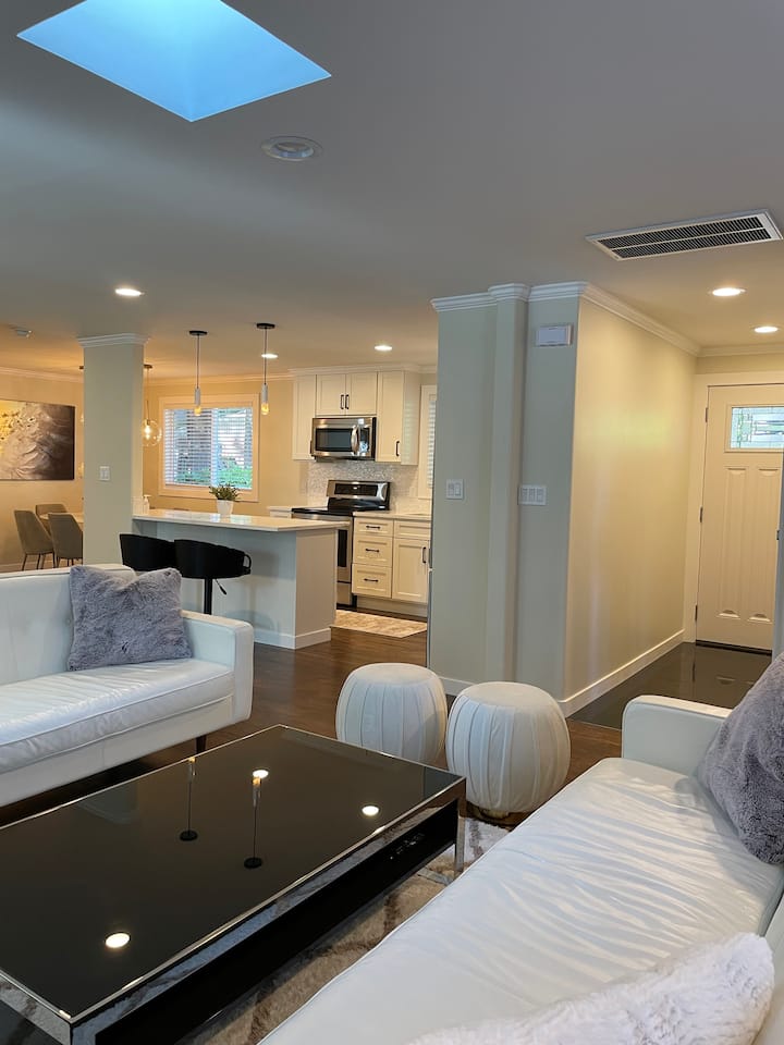 Cheerful & Private 4 Bedroom Shoreline Home. - Shoreline, WA