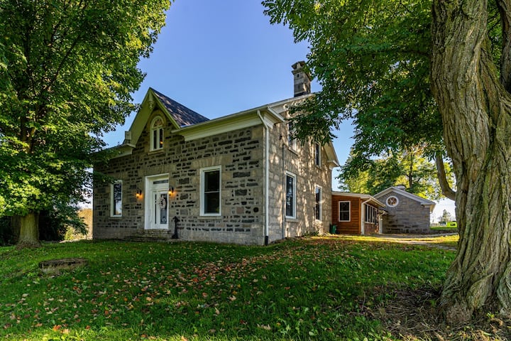 Luxury 1800s Farmhouse: Private Pool & Hot Tub - Guelph