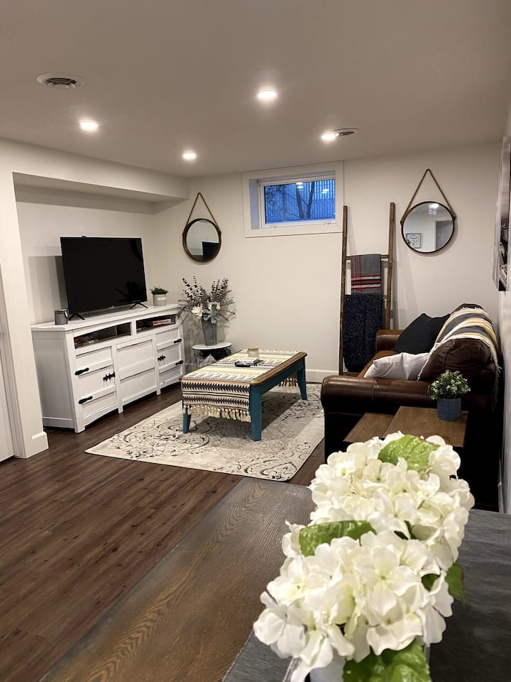 Beautiful Renovated Legal Suite In Great Location - Edmonton