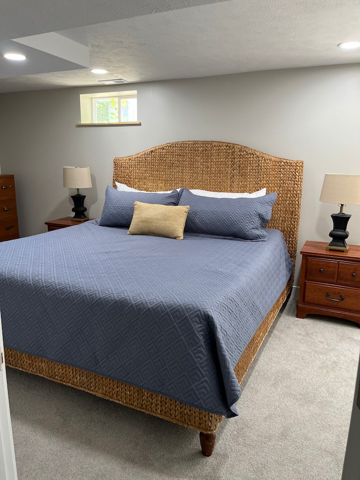 Large Beautifully Renovated 4bedroom Near Downtown - Council Bluffs, IA