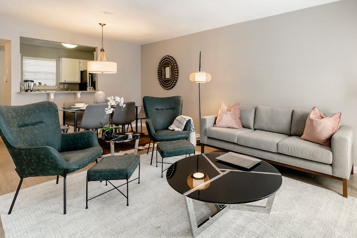 Sophisticated Brownstone Townhome 2br Pet Friendly - Dallas, TX