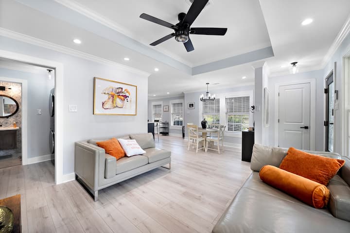 Cheerful Bungalow With Spa Retreat - Houston, TX