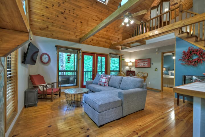 Quaint Cabin With Hot Tub, Wifi, & Quiet Location! - Ellijay