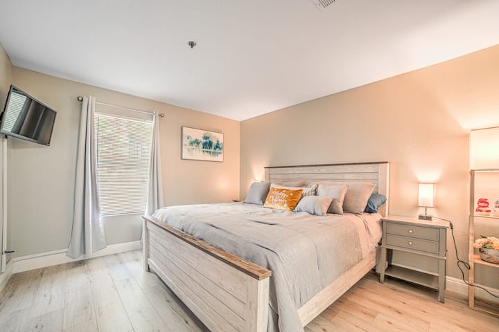 Modern 2br Condo Near Strip, Free Parking/pool/gym - Las Vegas Strip, NV