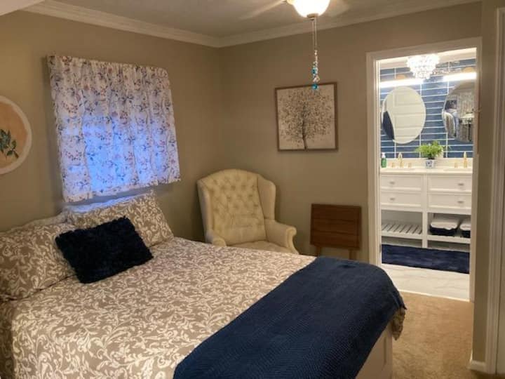 Beautiful Private Suite - Detroit, MI