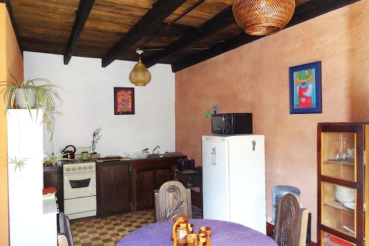 Casita Tzikin: Centrale, éQuipée Et Cour Fleurie - Cantel