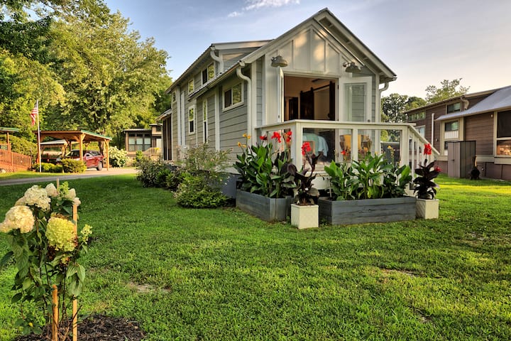 Tiny House Near Waterfall Hikes - Hendersonville, NC
