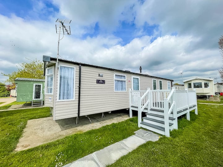 Caravan With Decking And Wifi In Essex Ref 26740wr - Clacton-on-Sea