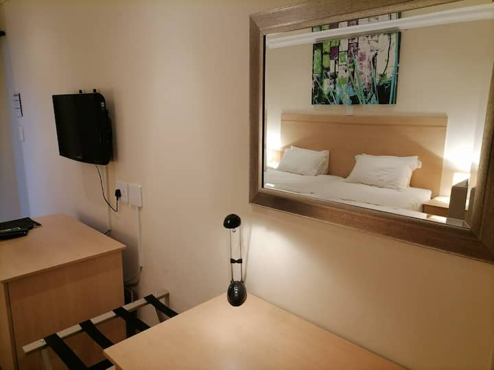 Bedroom In A Welcoming Guesthouse With Swimming Pool. - Germiston