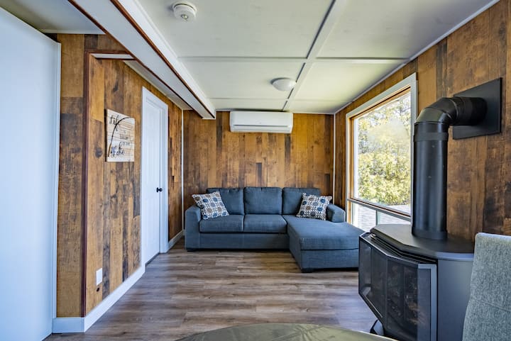 Remodelled Beachfront Cottage On Lake Wanapitei - Gran Sudbury