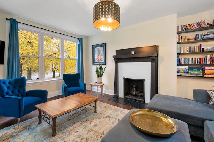 Stylish 4br W/ Hot Tub & Huge Deck – Near Downtown - Cincinnati, OH