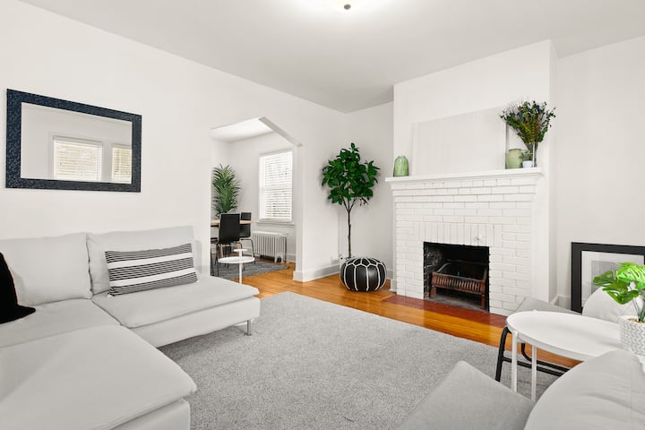 Spacious 4 Bedroom/2 Level Flat -Tree Streets Area - Halifax