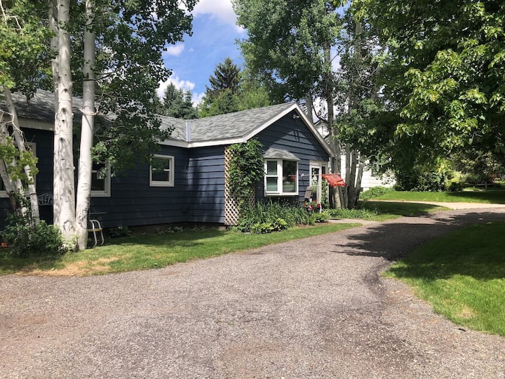 The Cozy Blue Cottage - Billings, MT