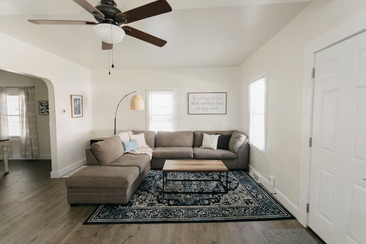 Beautiful Cape Cod House In Central Location - ノースリッジ, OH