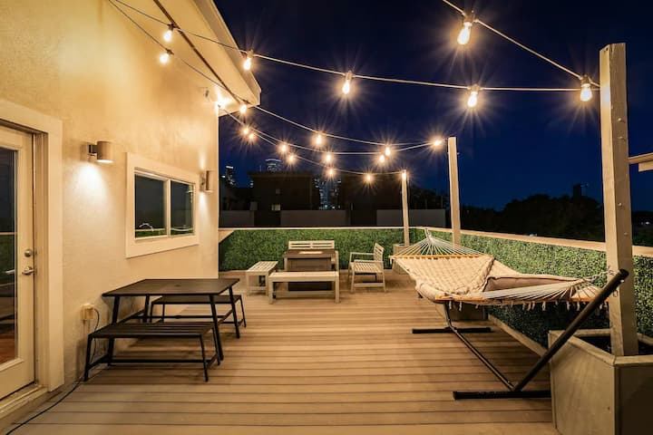 Cozy Townhouse W/ Rooftop Fire Pit & Bar - Houston, TX