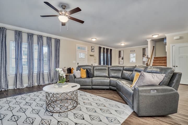 Luxury 5 Bed 3 Bath Modern Home Waterside Downtown - Chesapeake, VA