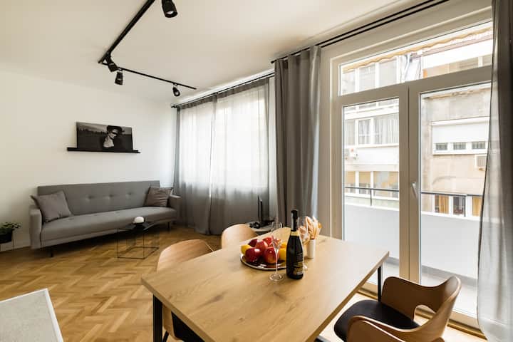 Designer-made Central 1 Bdrm Apt200m To Subway - Sofia