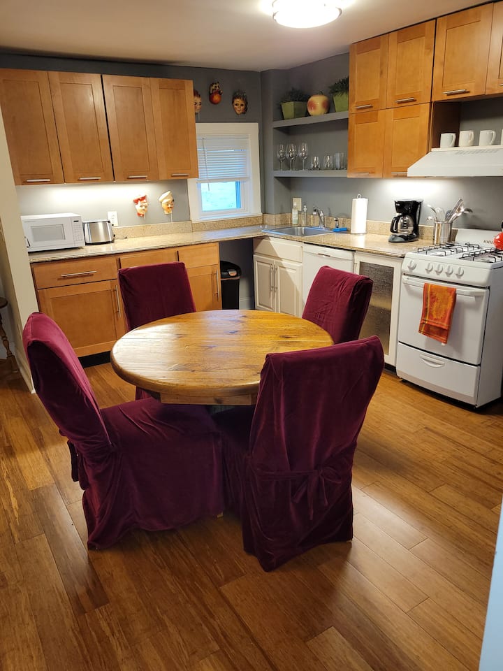 Sunny Downtown 2 Bedroom 2nd Floor Apt. - Lancaster, PA