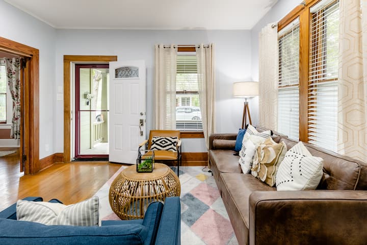 Downtown Daydream | Driveway Parking & Laundry - Georgetown, TX