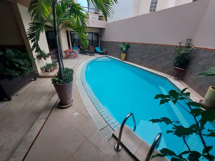 Magnifique Villa Avec Piscine Dans Un Endroit Calme Et Accessible. - Dakar