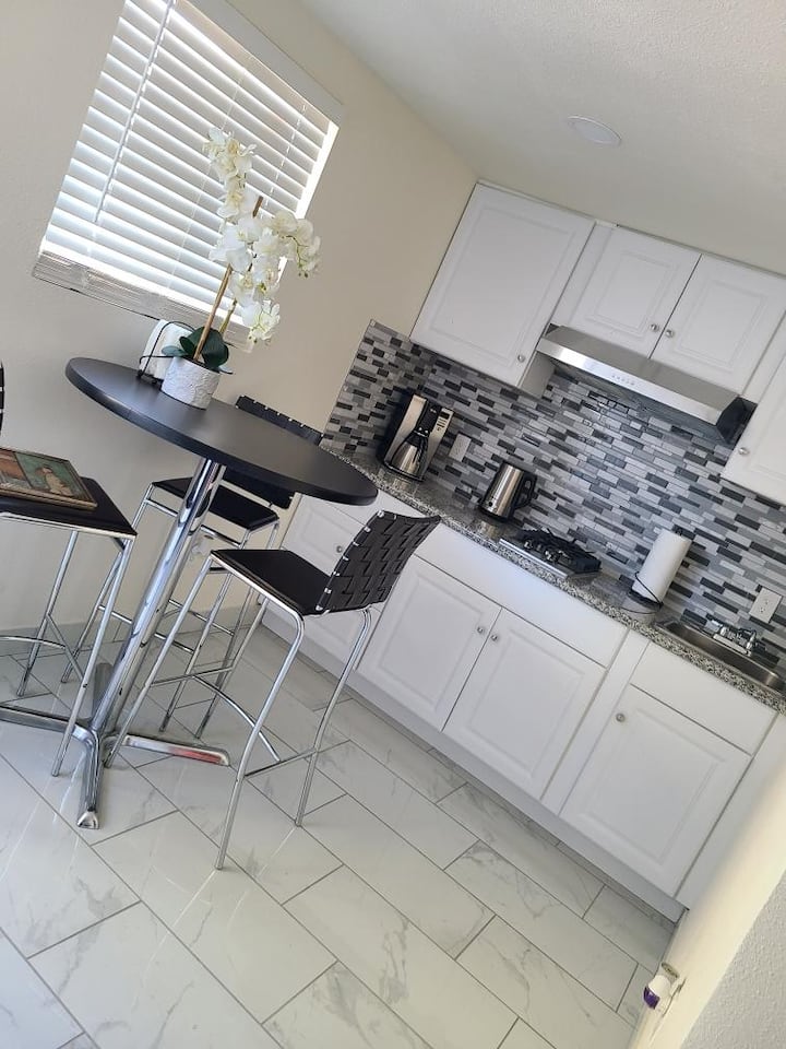 Adorable 1 Bedroom Guest House Free Parking - Las Vegas, NV