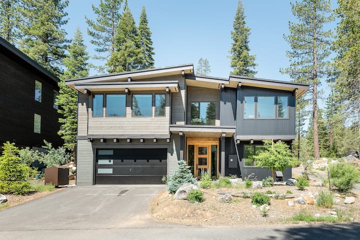 New 4-bedroom Mountain Modern Home W/ Hottub - North Lake Tahoe, CA