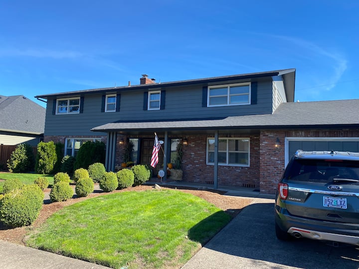 5 Bedroom 3 Full Bath House With Outside Patio - Eugene, OR