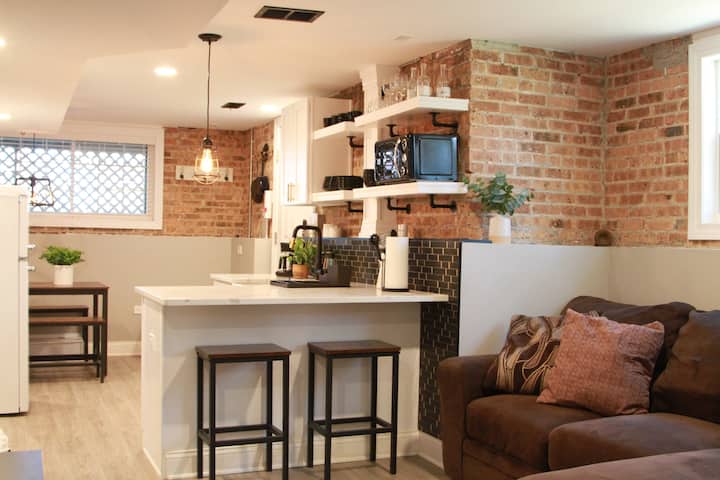 Bnb On Grace Street - Modern 2-bedroom Guest Suite - Chicago, IL