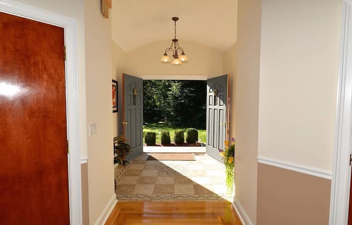 Gorgeous Luxury Indoor Pool Home - Lake Zoar, CT