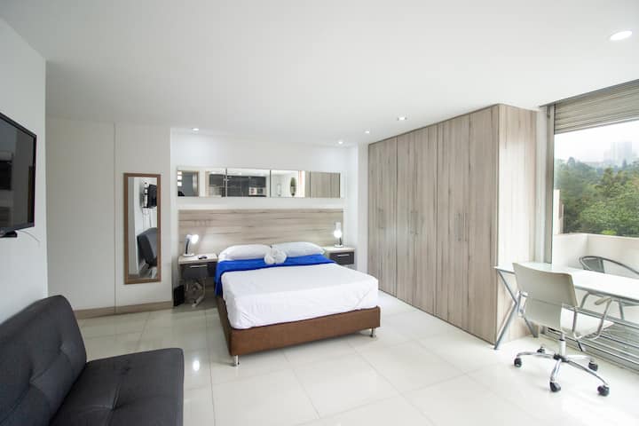 Apto Con Vista Fenomenal, Balcón Y Parqueadero - Envigado