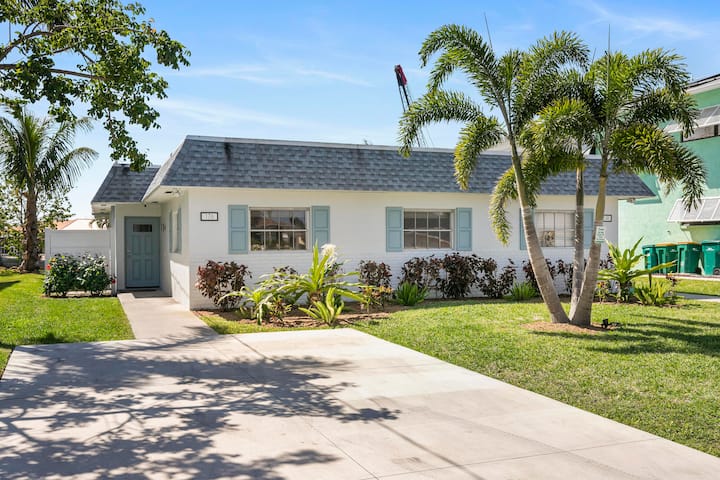 Seasonal Waterfront Retreat  2 Bedroom In Naples! - Marco Island, FL
