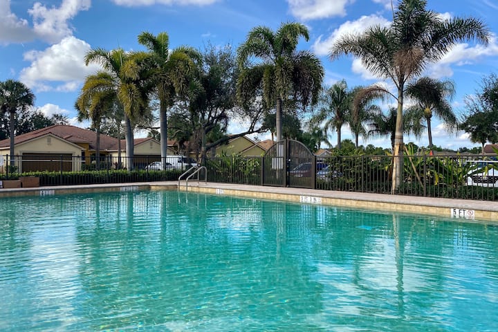 Entire Villa 2 Bedrooms Garage Parking, 1200 Sq Ft - Lehigh Acres, FL