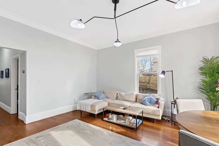 Stunning 1 Bedroom Victorian | Mins To Downtown - Mattapan - Boston